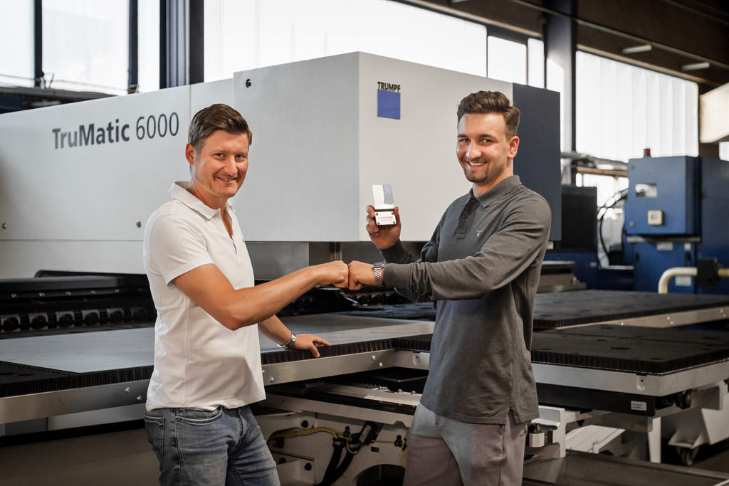 Corona-Risiko senken: Karlsruher Student entwickelt Türklinkenaufsatz - meinKA