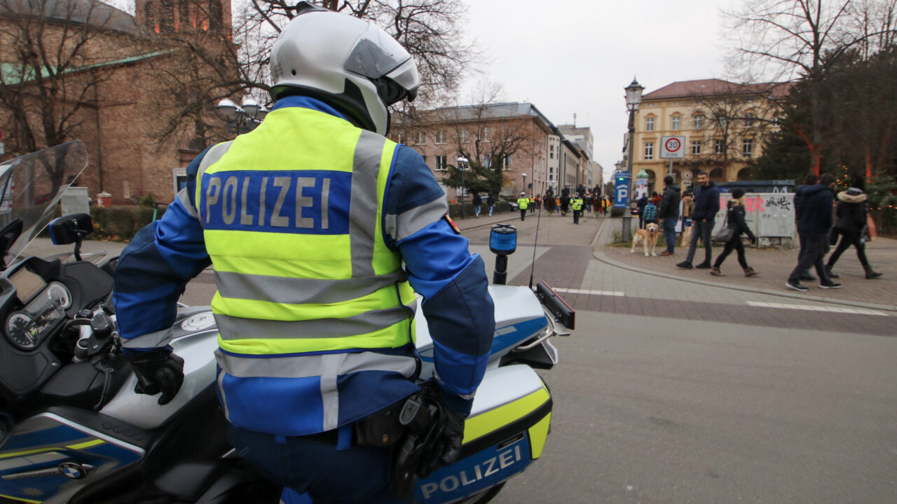 1.300 Teilnehmer bei Demo in Karlsruhe: Polizei verzeichnet viele ...