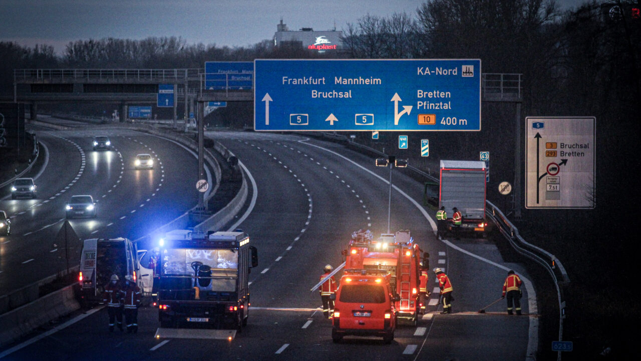 Fotogalerie | Unfall führt zu Vollsperrung der A5 - meinKA