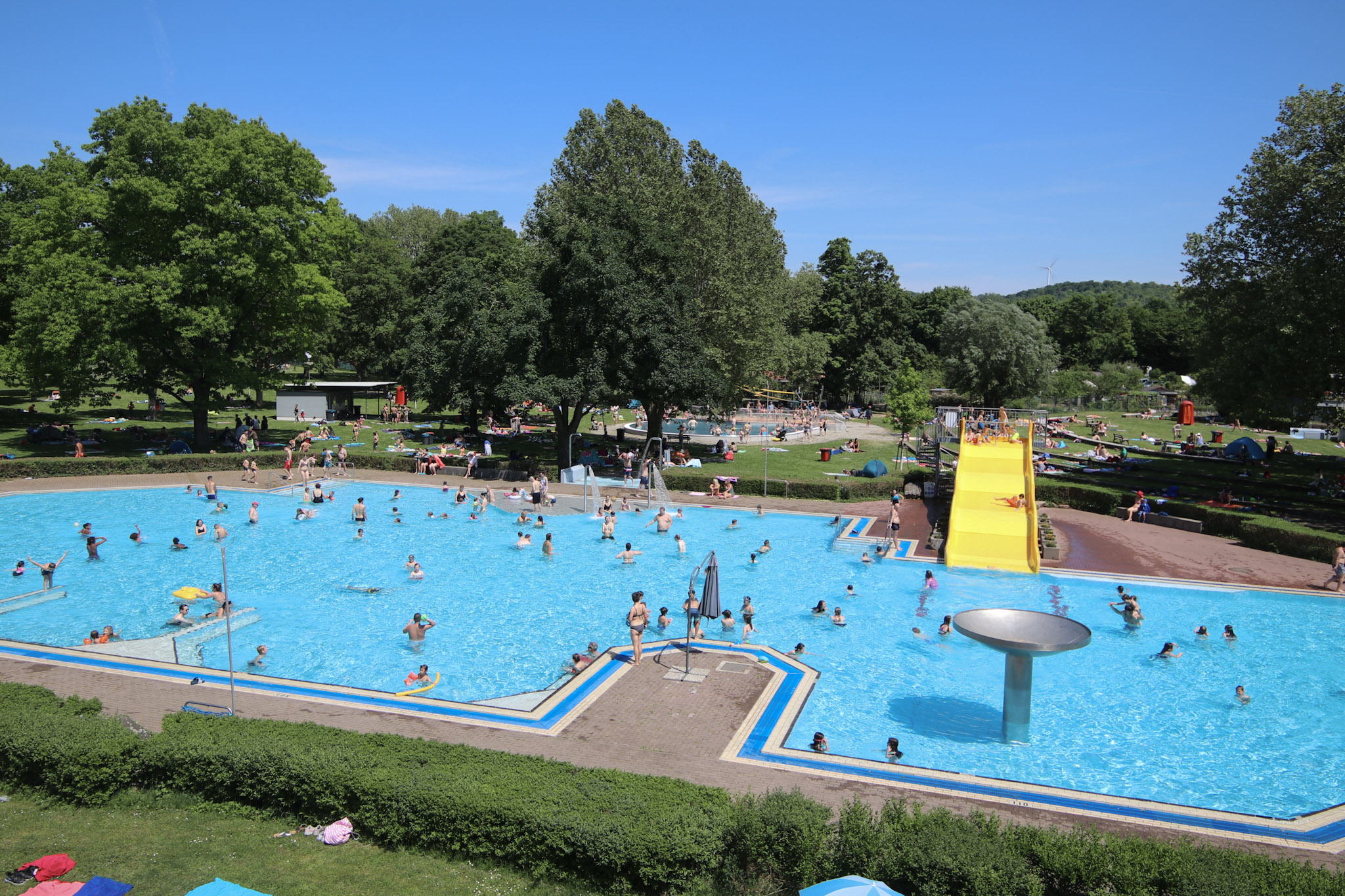 Sommer-Rettung: Karlsruher Freibäder mit mehr Personal & längeren ...