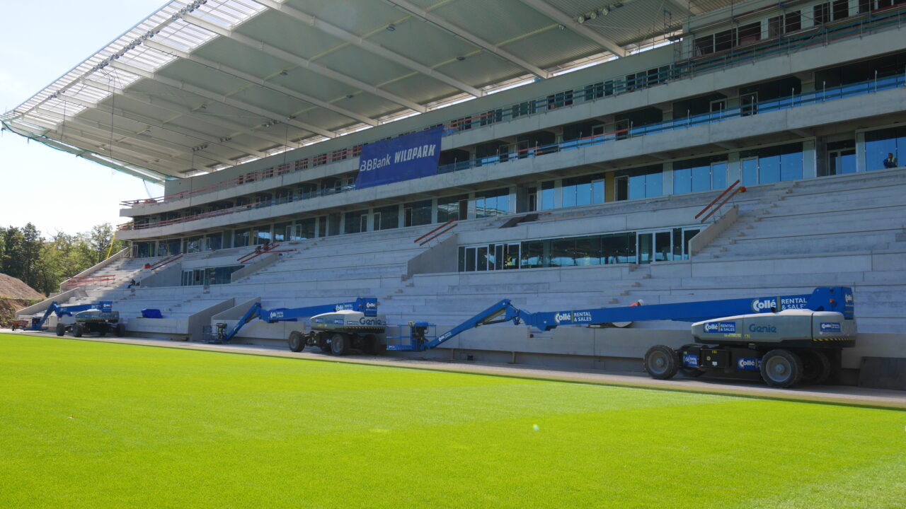 Fotogalerie | Stadion-Rundgang im Wildpark auf der Zielgeraden - meinKA