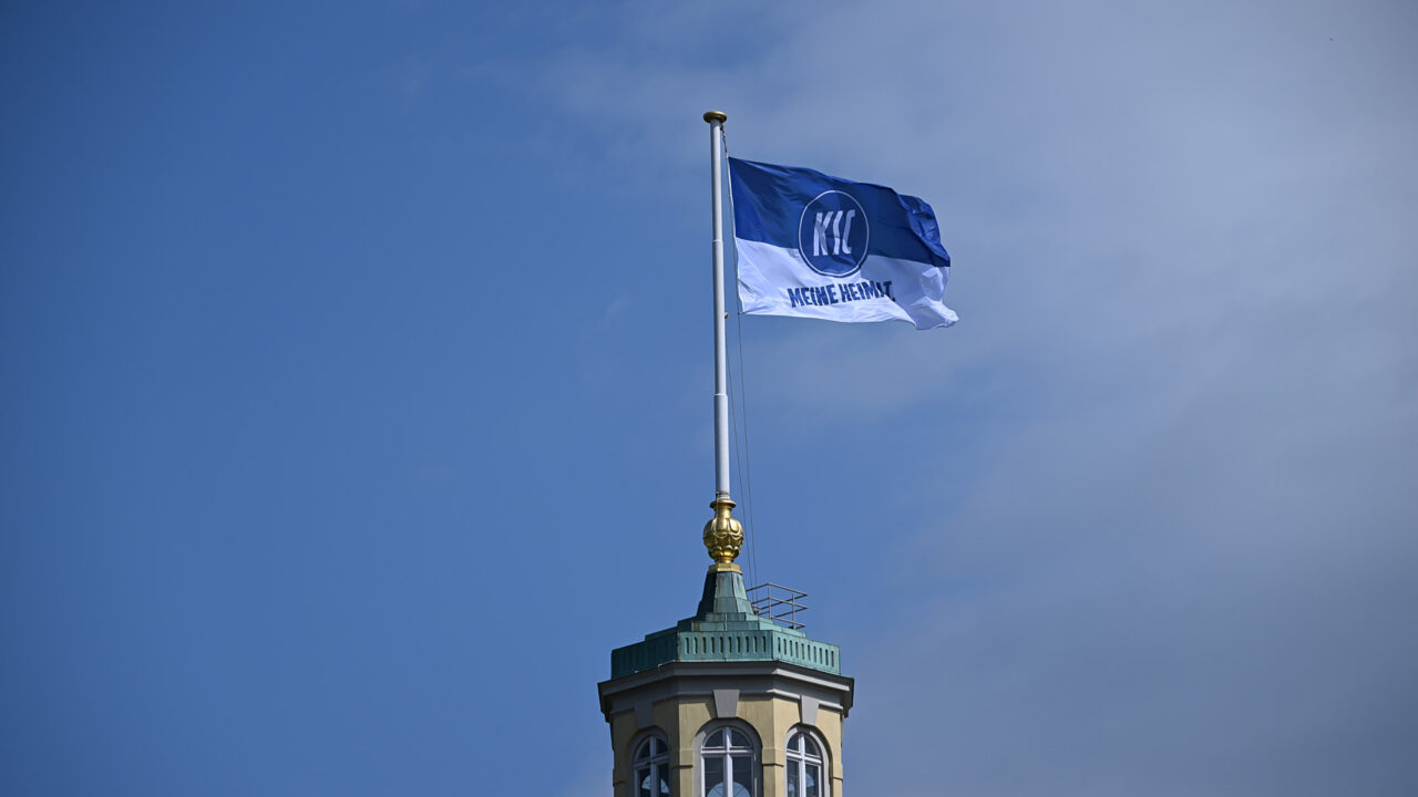 KSC-Fahne über dem Schloss: Karlsruhe darf Flagge zeigen - meinKA