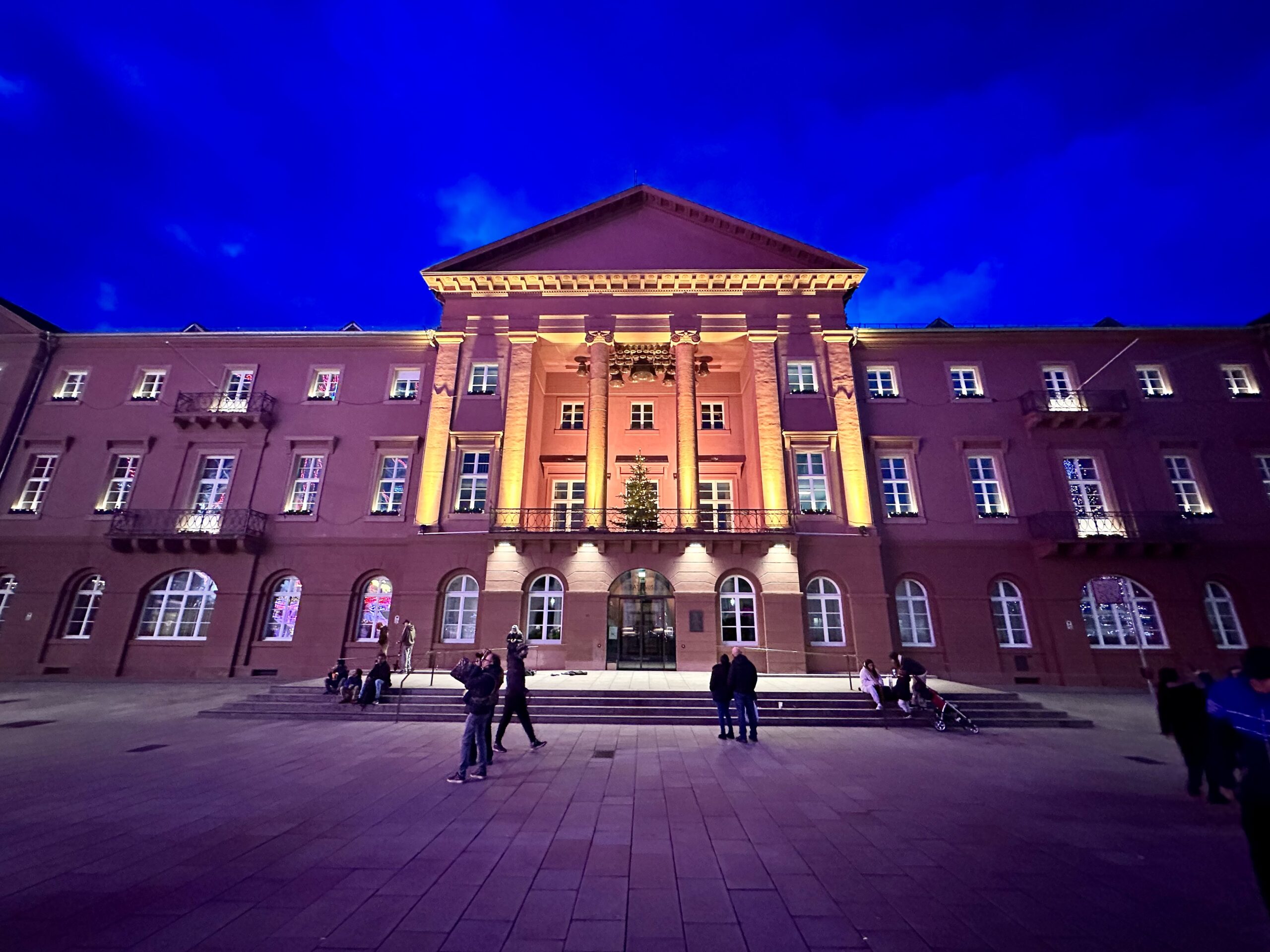 Rathaus am Marktplatz in Karlsruhe mit Jubiläum: Eröffnung vor 200 ...