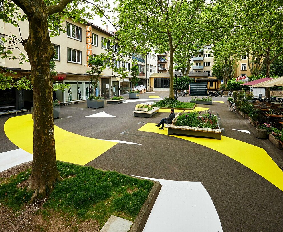 Kunstwerk "Offene Runde": Neue Bodenbemalung im Karlsruher Passagehof ...