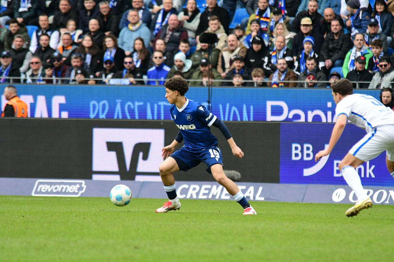 Die blau-weiße meinKA-Interview-Reihe: 7 Fragen mit KSC-Spieler Louey ...